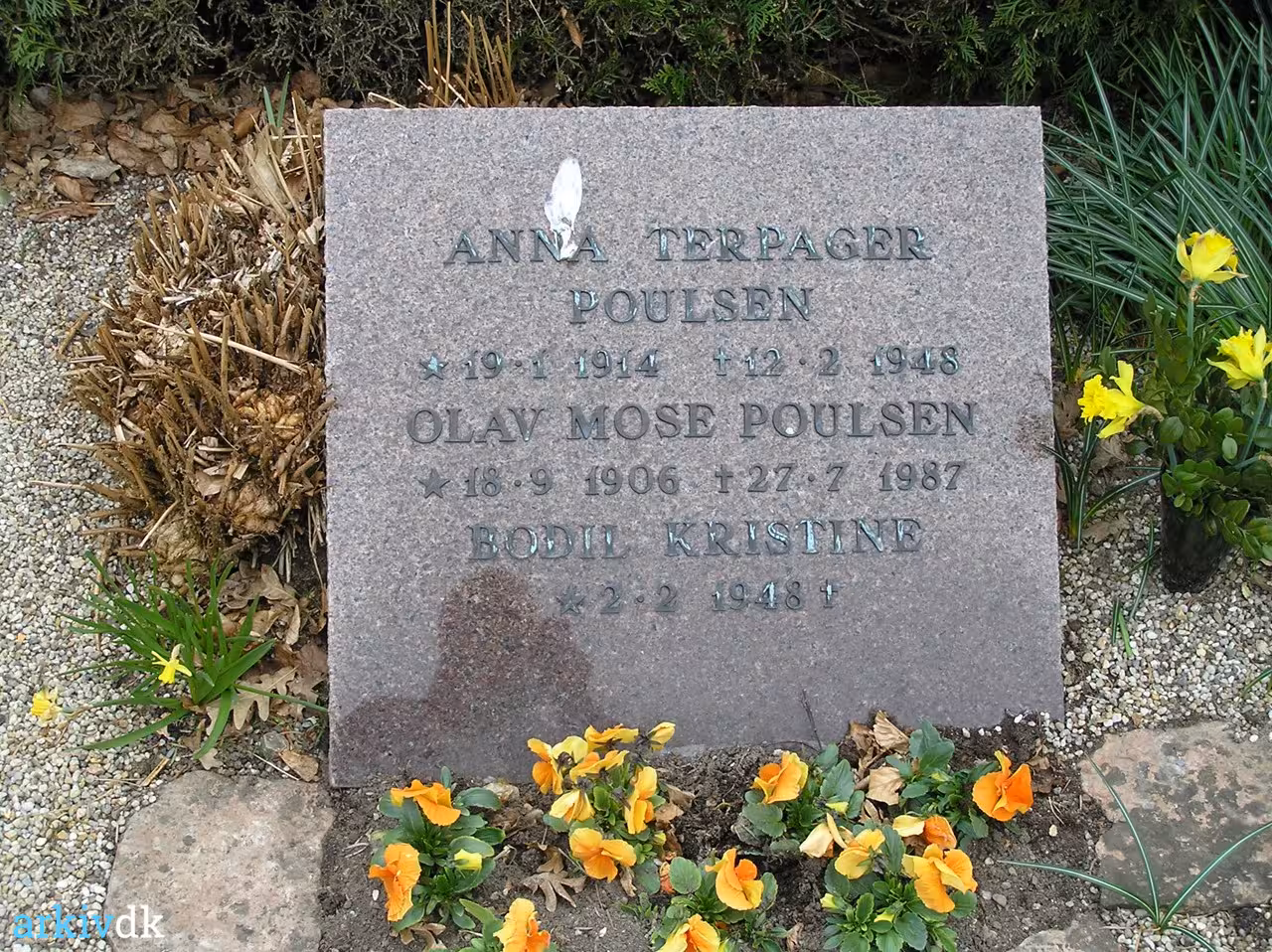 arkiv.dk | Gravsten Anna Terpager Poulsen Olav Mose Poulsen Bodil Kristine