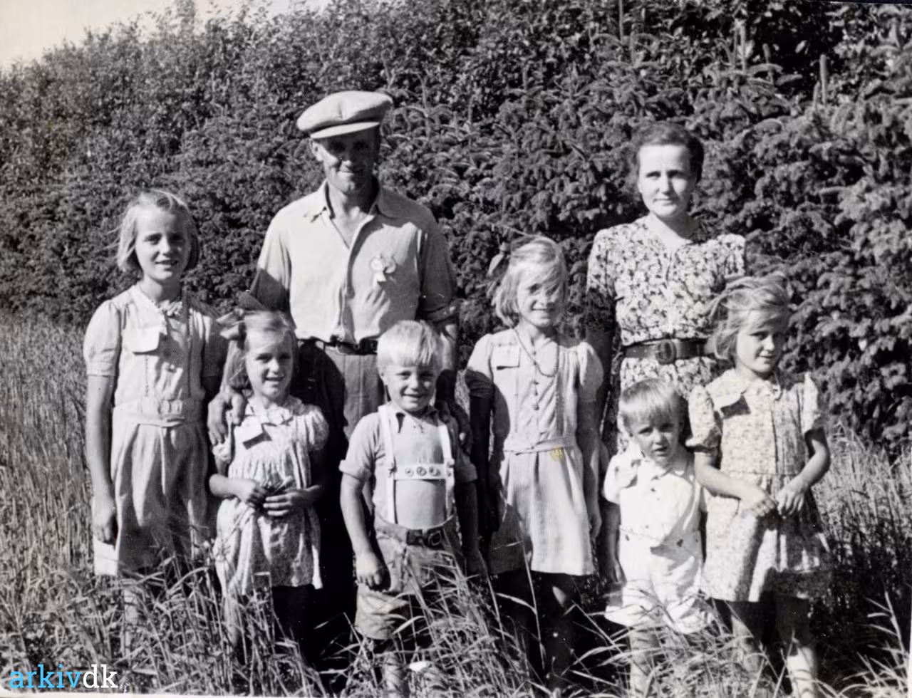 arkiv.dk | Familien Øllgaard står i kornmarken på Kammersgaard. ca. 1946.