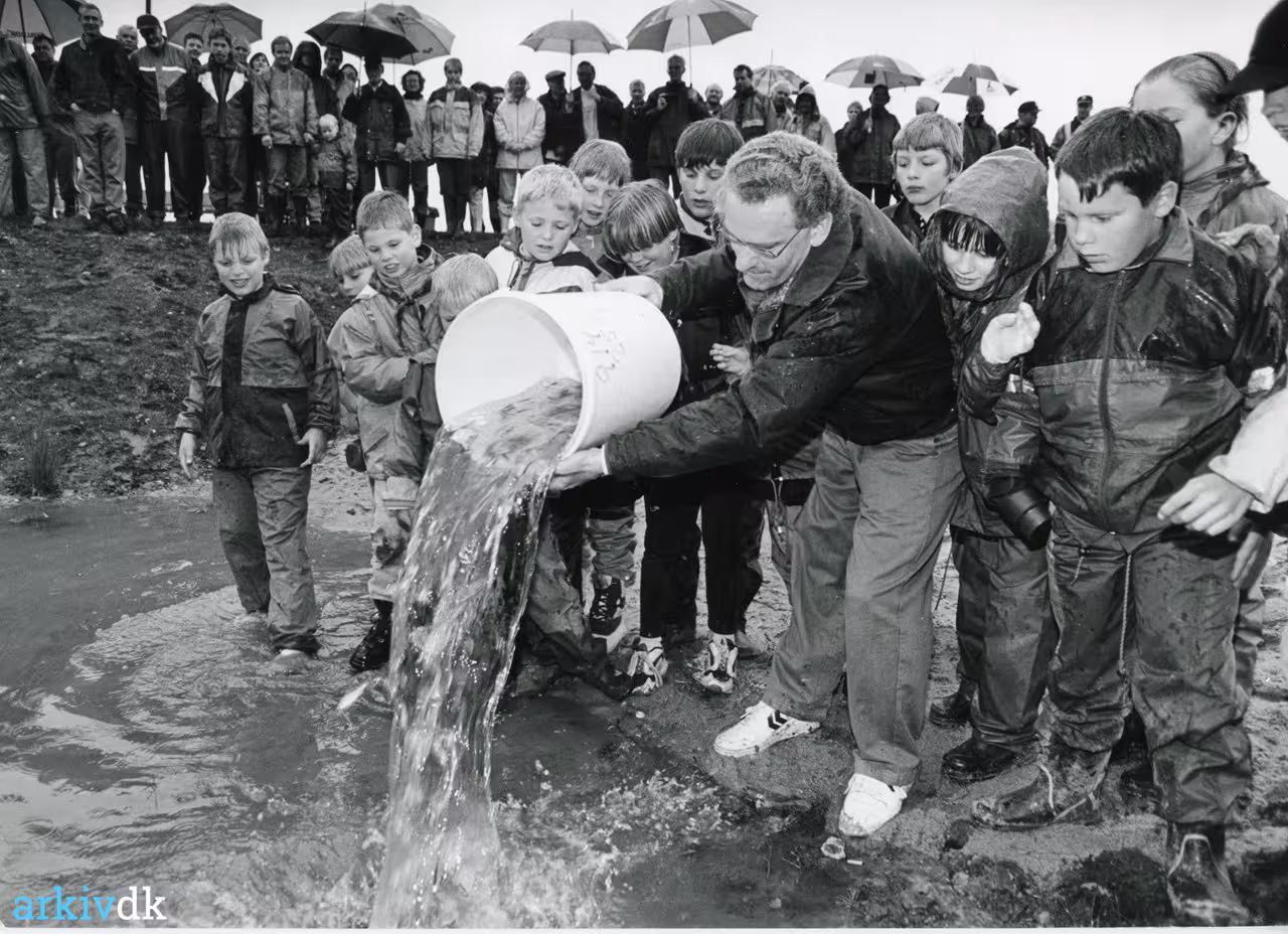 arkiv.dk | Fægangen i Sorø. Borgmester Ivan Hansen sætter fiskeyngel ud omgivet af en børneflok ...