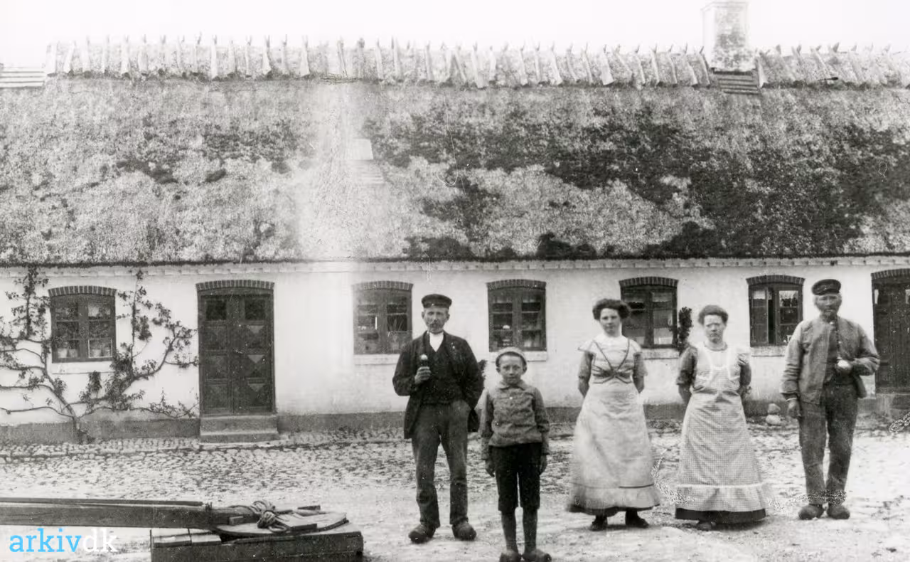 arkiv.dk | Familie poserer foran bondehus