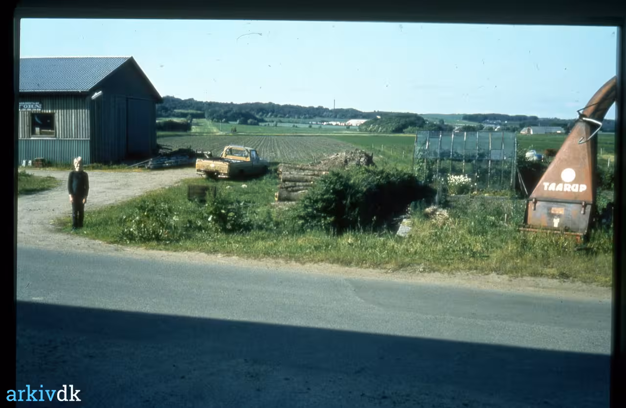 arkiv.dk | Smede og maskinforretningen i Madsbad i 1985