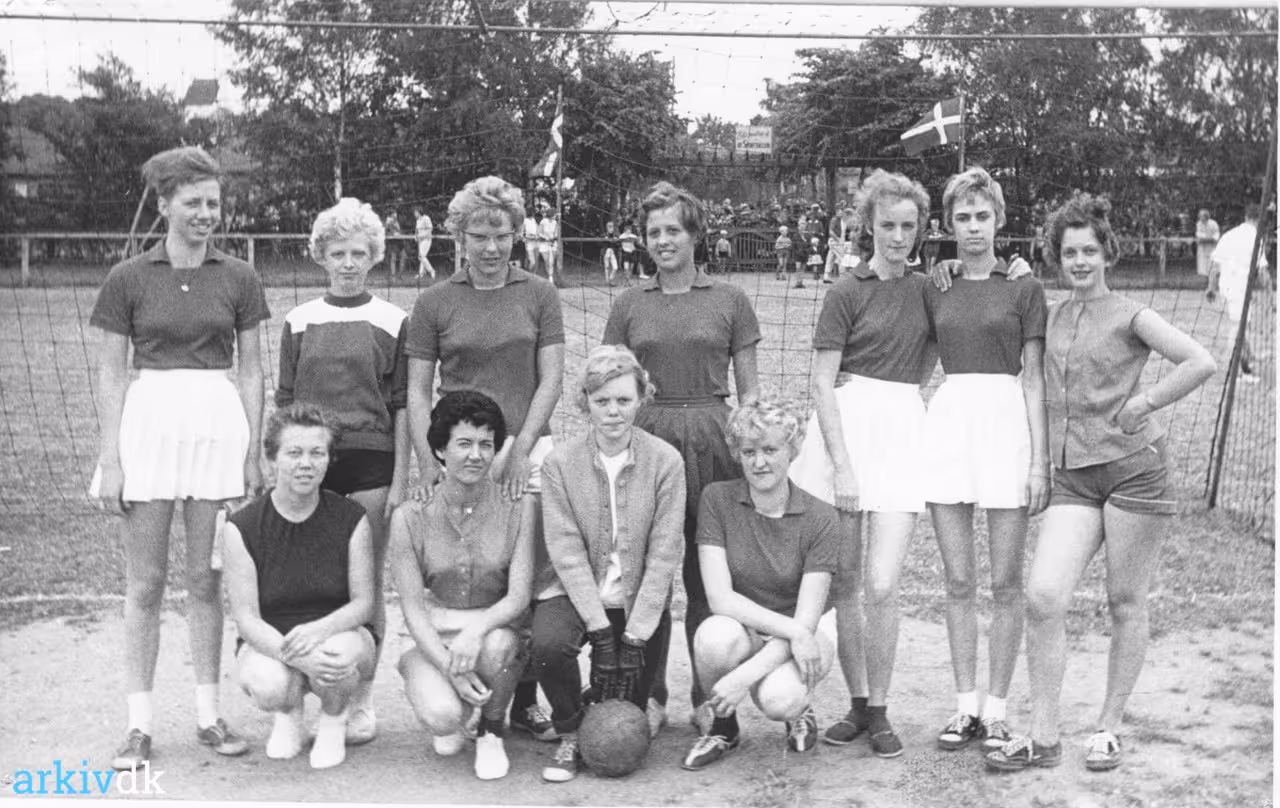 arkiv.dk | Håndboldpiger på Ry Stadion.