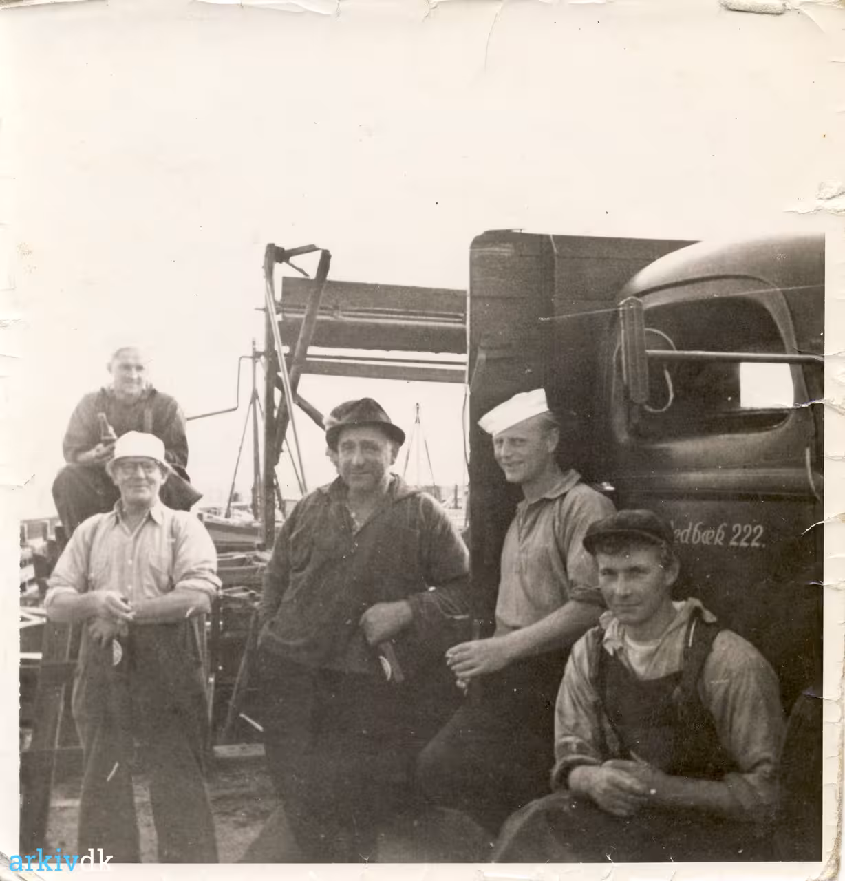 arkiv.dk | Motiv: Fem fiskere foran vognmand Knud Skovgaards vogn. Fra højre: Hugo Olsen, Helge ...