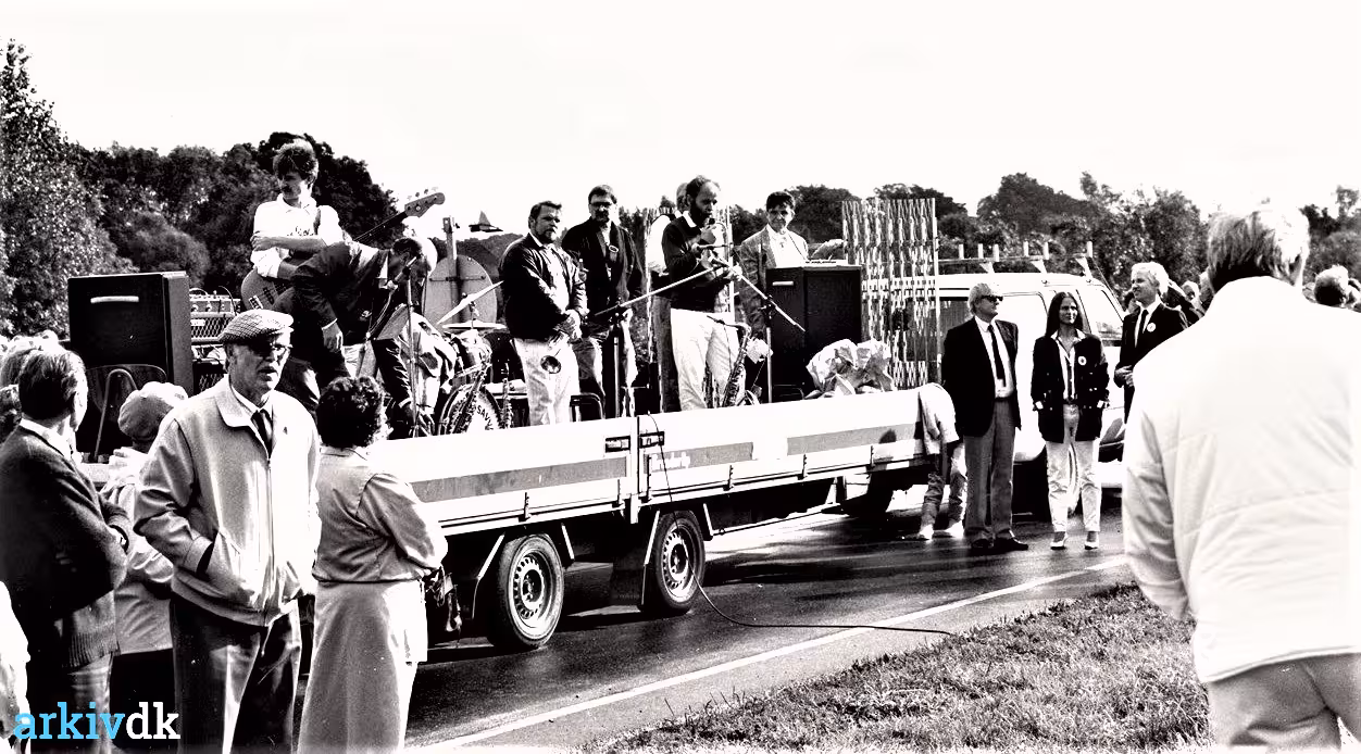 arkiv.dk | Klodeparken. Brenderup. Brenderup Sogn.1988. Nils Hansen, Geografforlaget holder tale ...