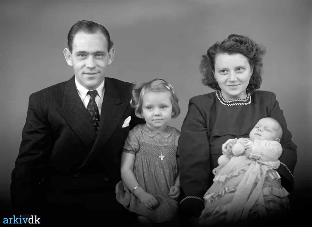 arkiv.dk | Mekaniker Erik Larsen, hans kone Birthe, og døtrene Jytte og Ingelise. Ølstykke.