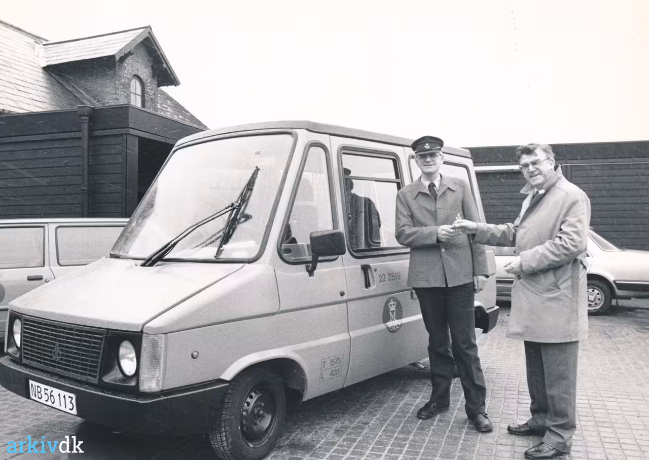 arkiv.dk | Postbud ved postbil, Ringe Postkontor
