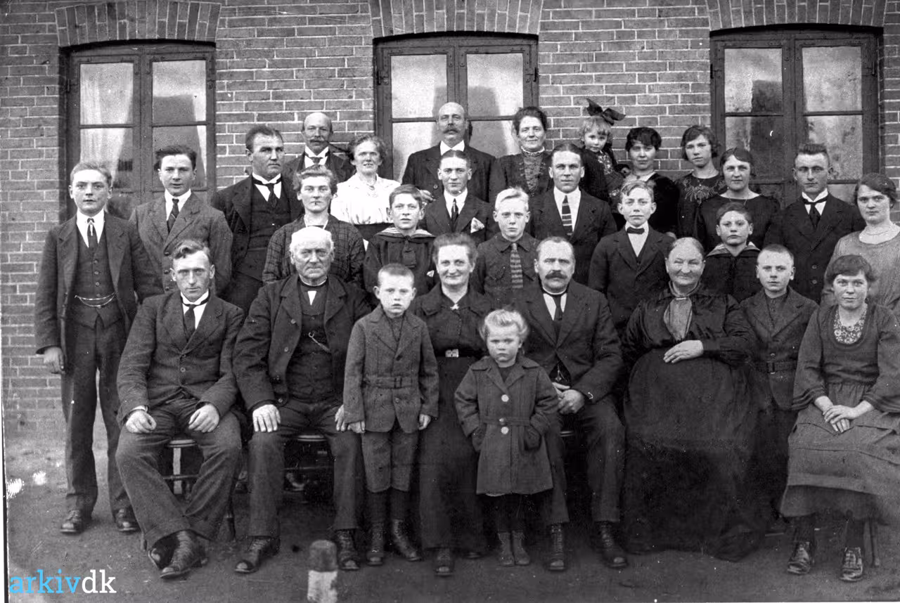 arkiv.dk | Ledvogter Ole Peder Olsen og hustru Ane-Margrethe Larsens sølvbryllup i 1922 Se ...