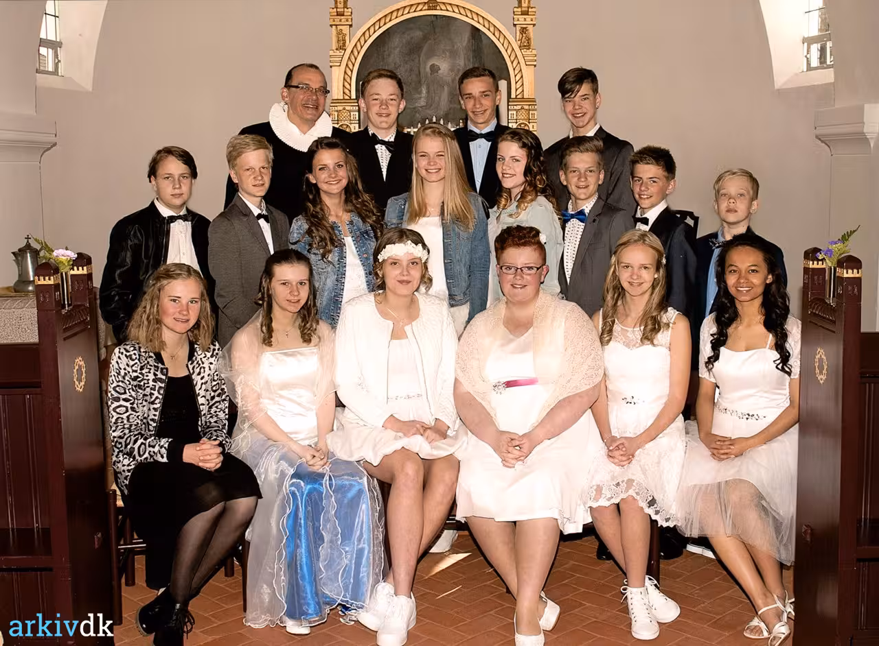 arkiv.dk | Skovlund konfirmanderne fra 2015.