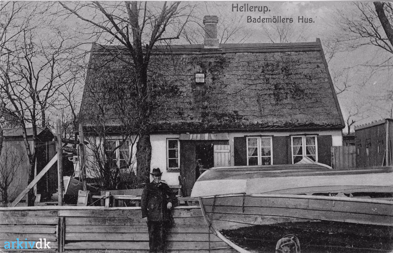 arkiv.dk | Andreas Møller Andreasen, foran sit hus. Bademøllers hus i Strandparken ved Hellerup ...