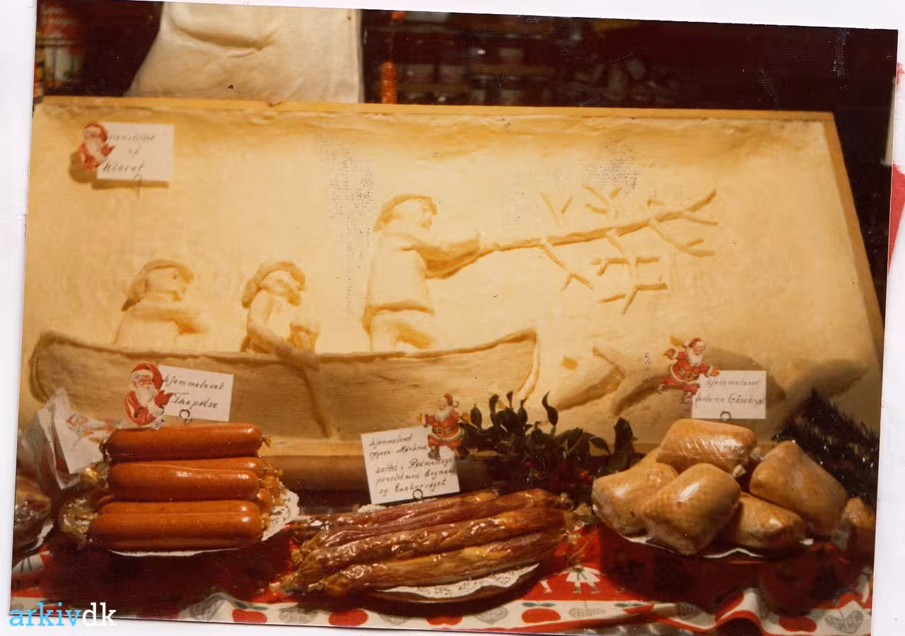arkiv.dk | Slagtermester Carl Lund - Juleudsmykning i slagterbutikken ...