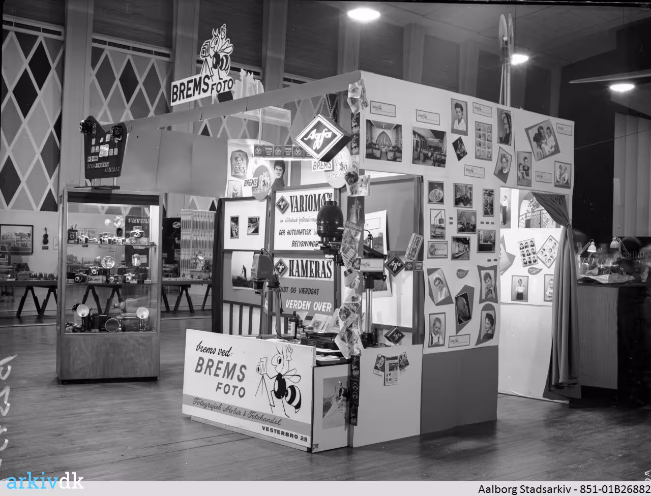 arkiv.dk | Udstillingen Hobby og Hygge i Aalborghallen, en stand fra Brems Foto.