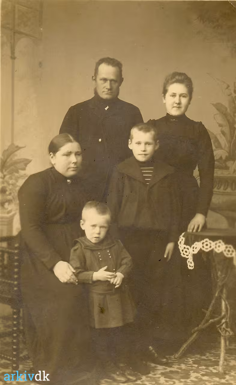 arkiv.dk | Jens Andersen, Silkeborgvej 79, Galten, med hustru Ane Kirstine og børnene Karen ...