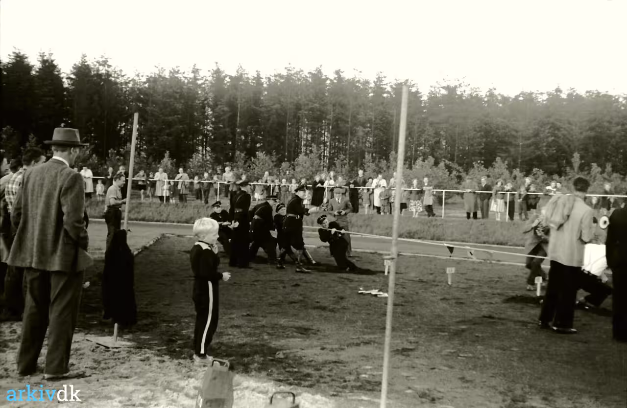 arkiv.dk | Fagenes fest, Tovtrækning på Vojens Atletik og fodboldstadion.