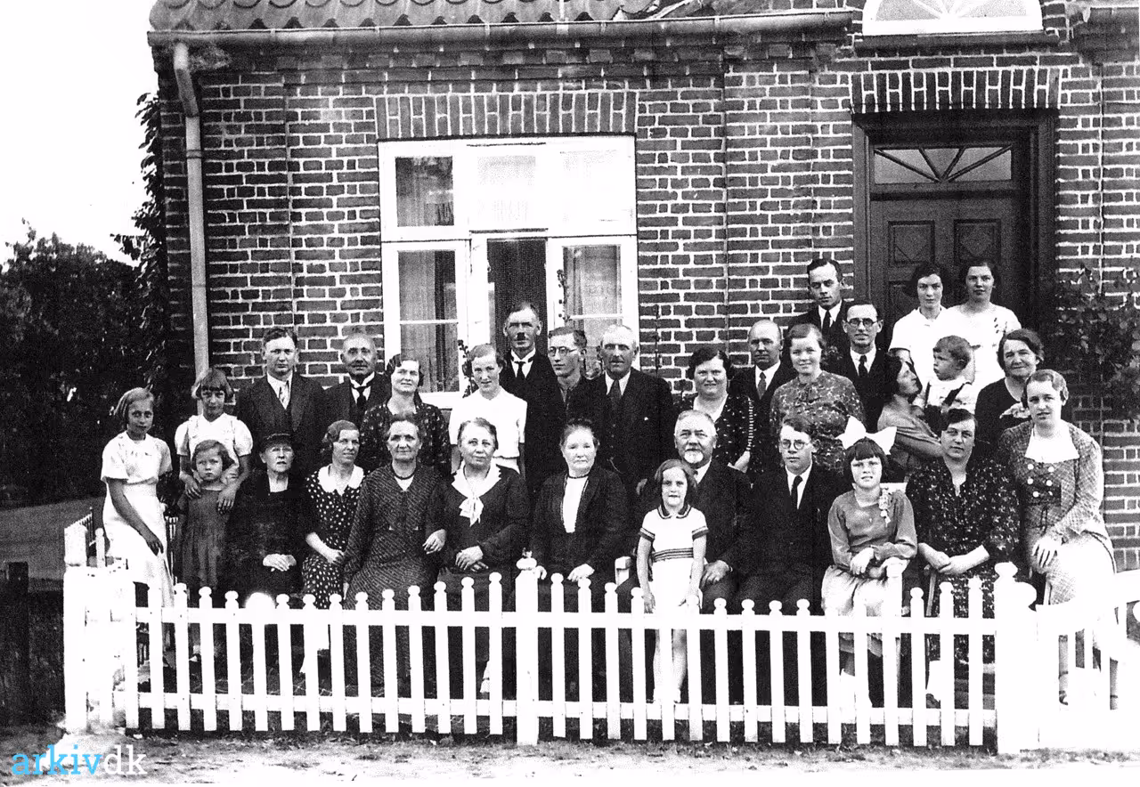 arkiv.dk | Snedkermester Christian Rasmussen, Ry. Familiegruppe opstillet i anledning af hans 70 ...