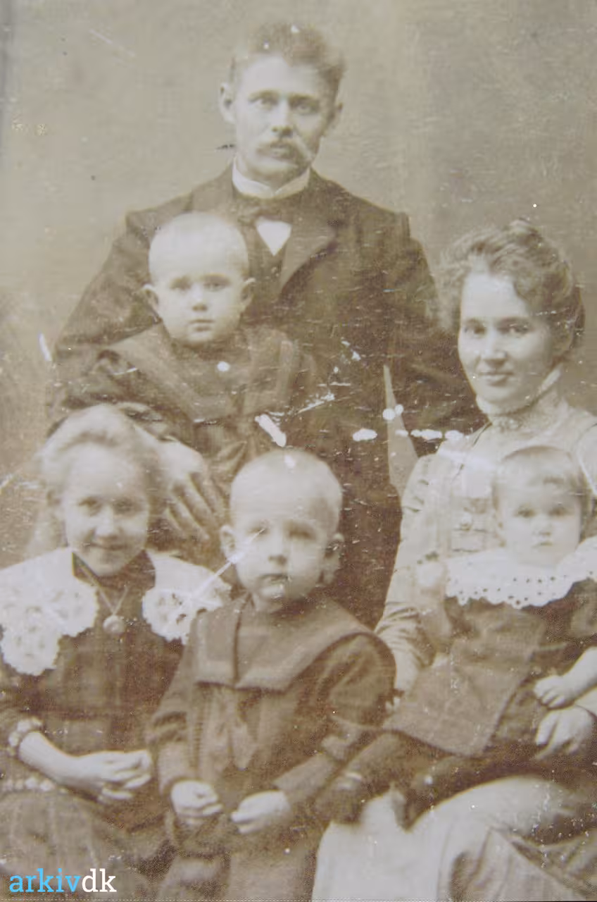arkiv.dk | Familieportræt af Ane Marie Kirstine og Niels Carl Nielsen med børn