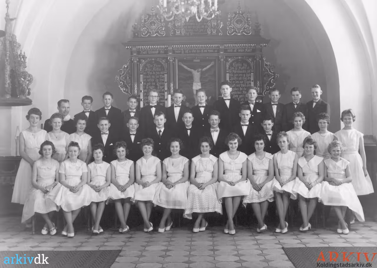 arkiv.dk | Sdr. Bjert, konfirmandhold med pastor Refshauge