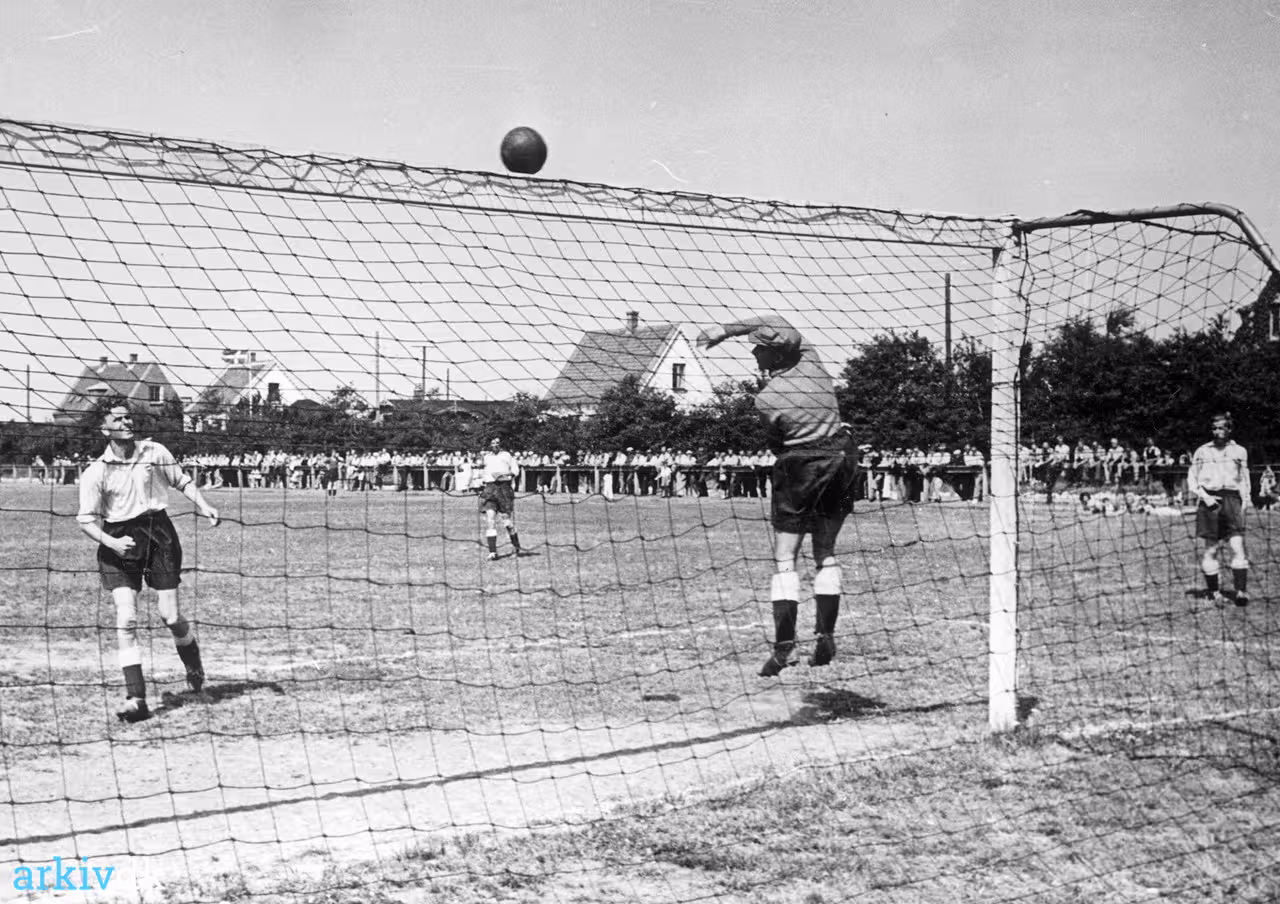 arkiv.dk | Boldklubben B-1909.s anlæg. Idrætsanlægget ligger i Kochsgade 16 og der er en ...