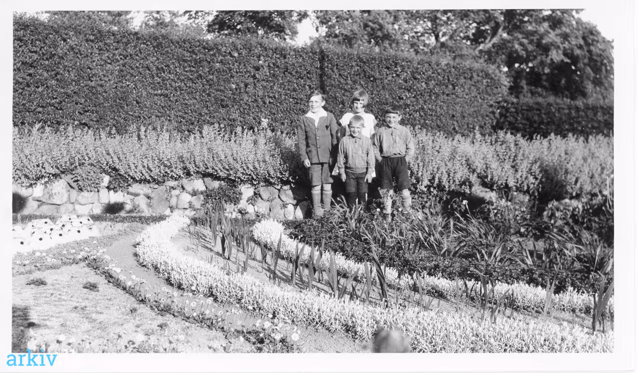 arkiv.dk | Thomine Boelt sammen med 3 fætre Chresten Jørgensen ,Christian Jørgensen og Jørgen ...