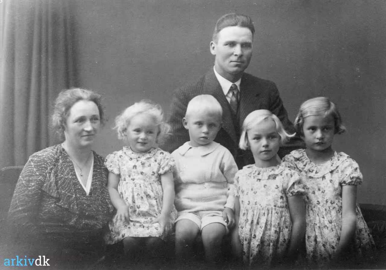 arkiv.dk | Maren og Jens Michael Mogensen med børnene : Eva, Niels Henning, Anna og Alma