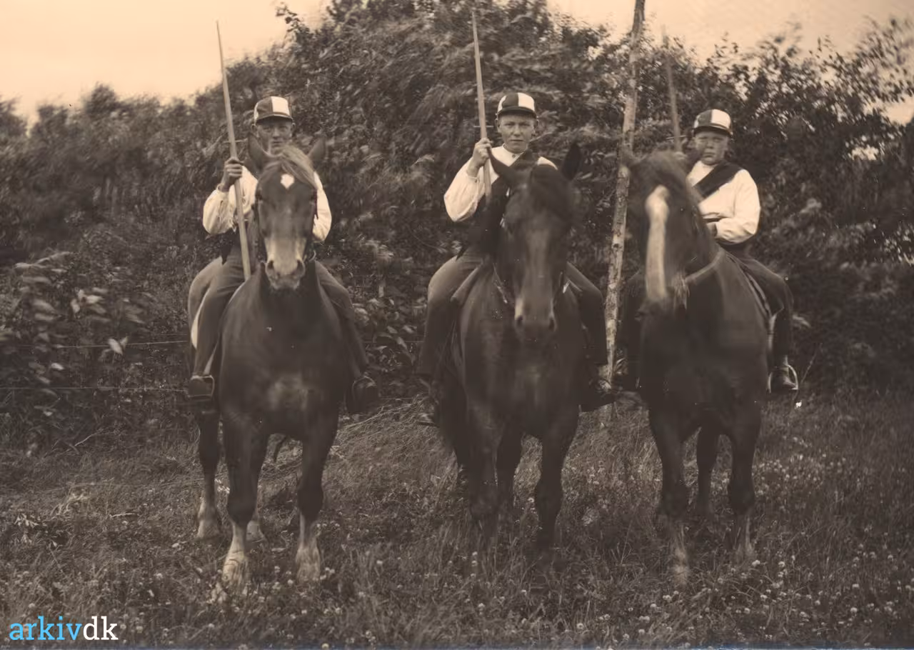 arkiv.dk | Aage, Viggo og Karl Pedersen og søstrene Kirstine og Agnes.
