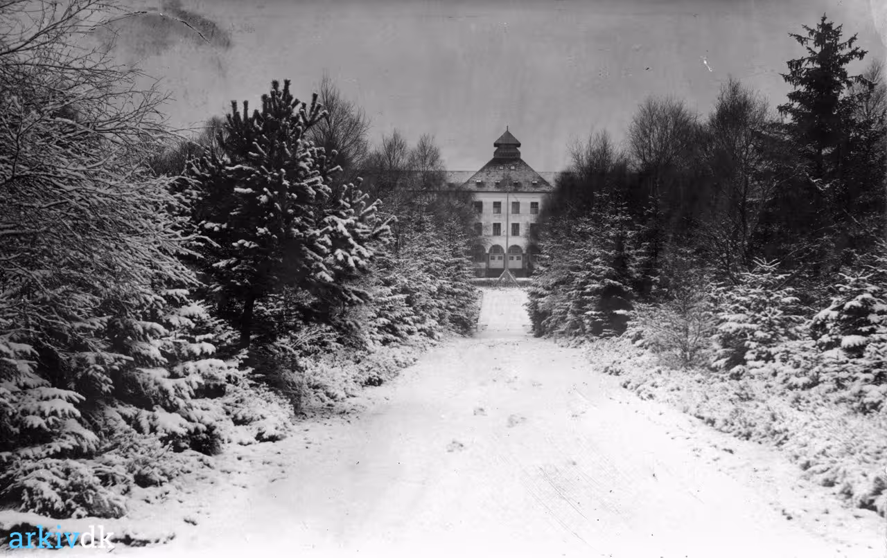 arkiv.dk | Hovedbygningen på Silkeborg Sanatorium set fra haven