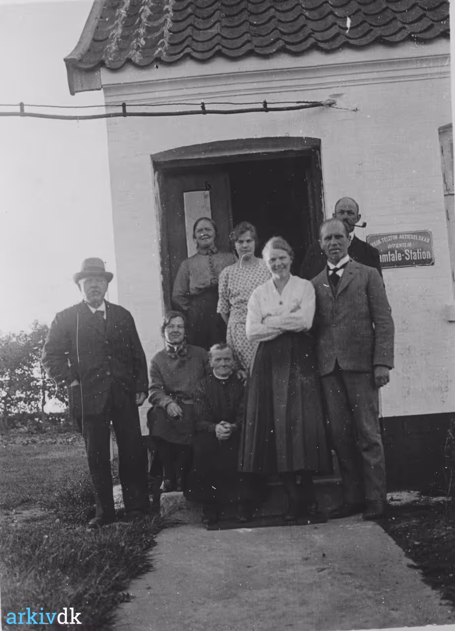 arkiv.dk | Familien Rolighed Larsen, Foran Sønderskov Telefoncentral