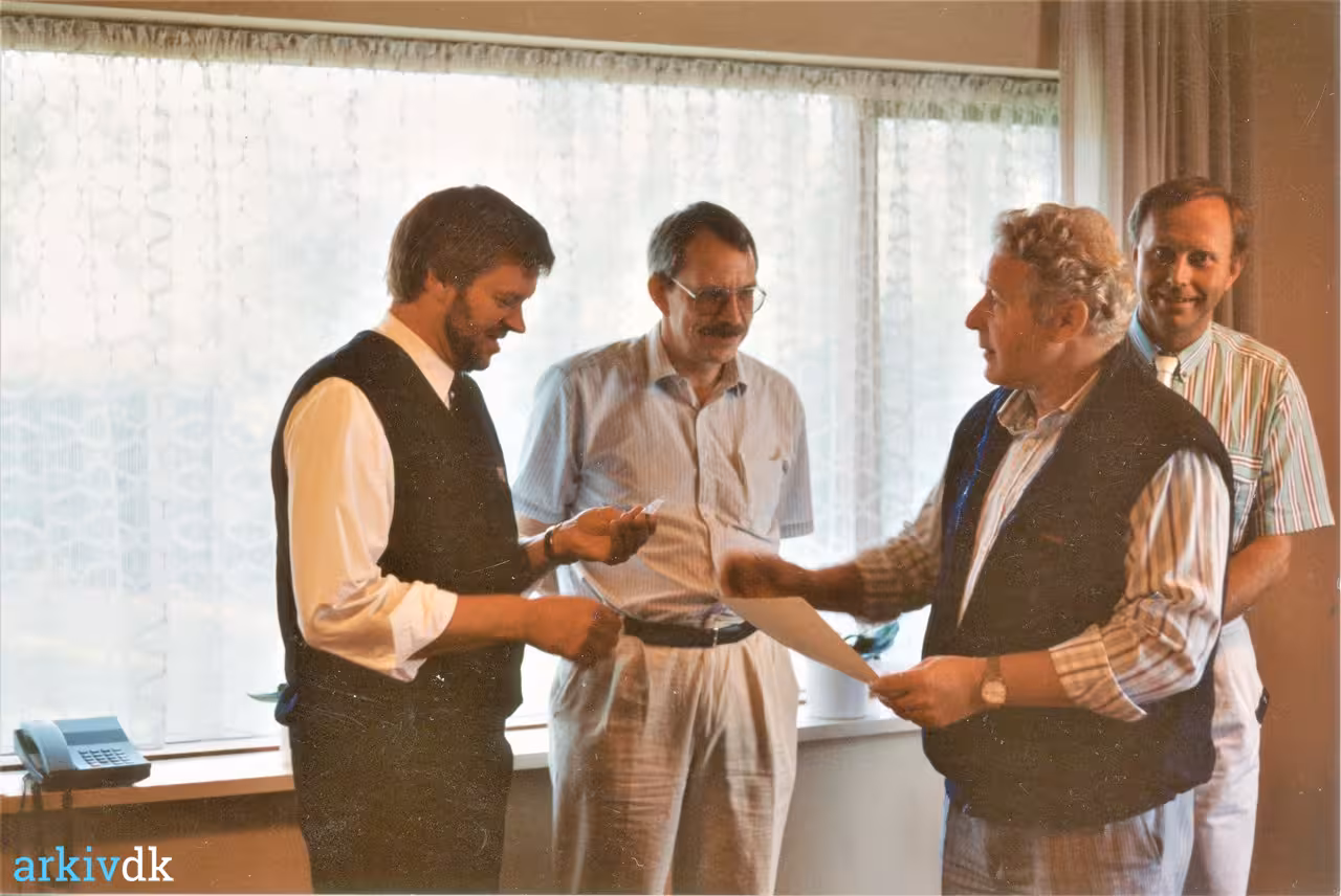 arkiv.dk | Elektriker Storm Jørgensen 10 års jubilar som brandinspektør o. 1990.