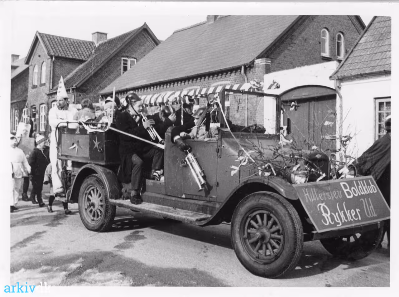 arkiv.dk | Hillerslev Boldklub. 1961-1962 Fastelavnsoptog med gammel ...