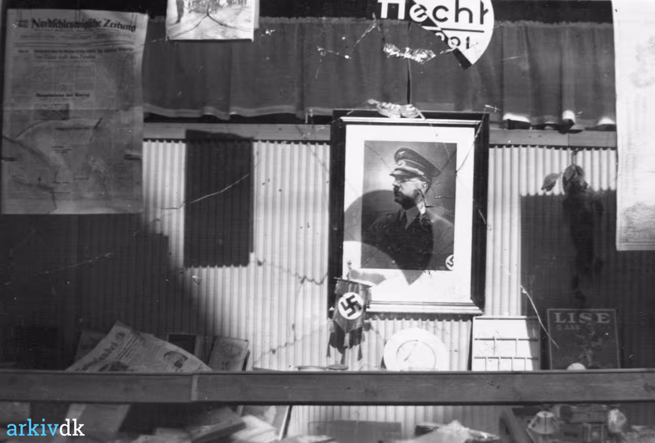 arkiv.dk | Boghandler Hechts butiksvindue, Ve- stergade 33: en kampesten er smidt gennem ruden ...