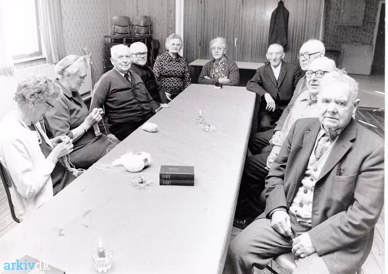 arkiv.dk | 1985 Pensionister i Åsted forsamlingshus.