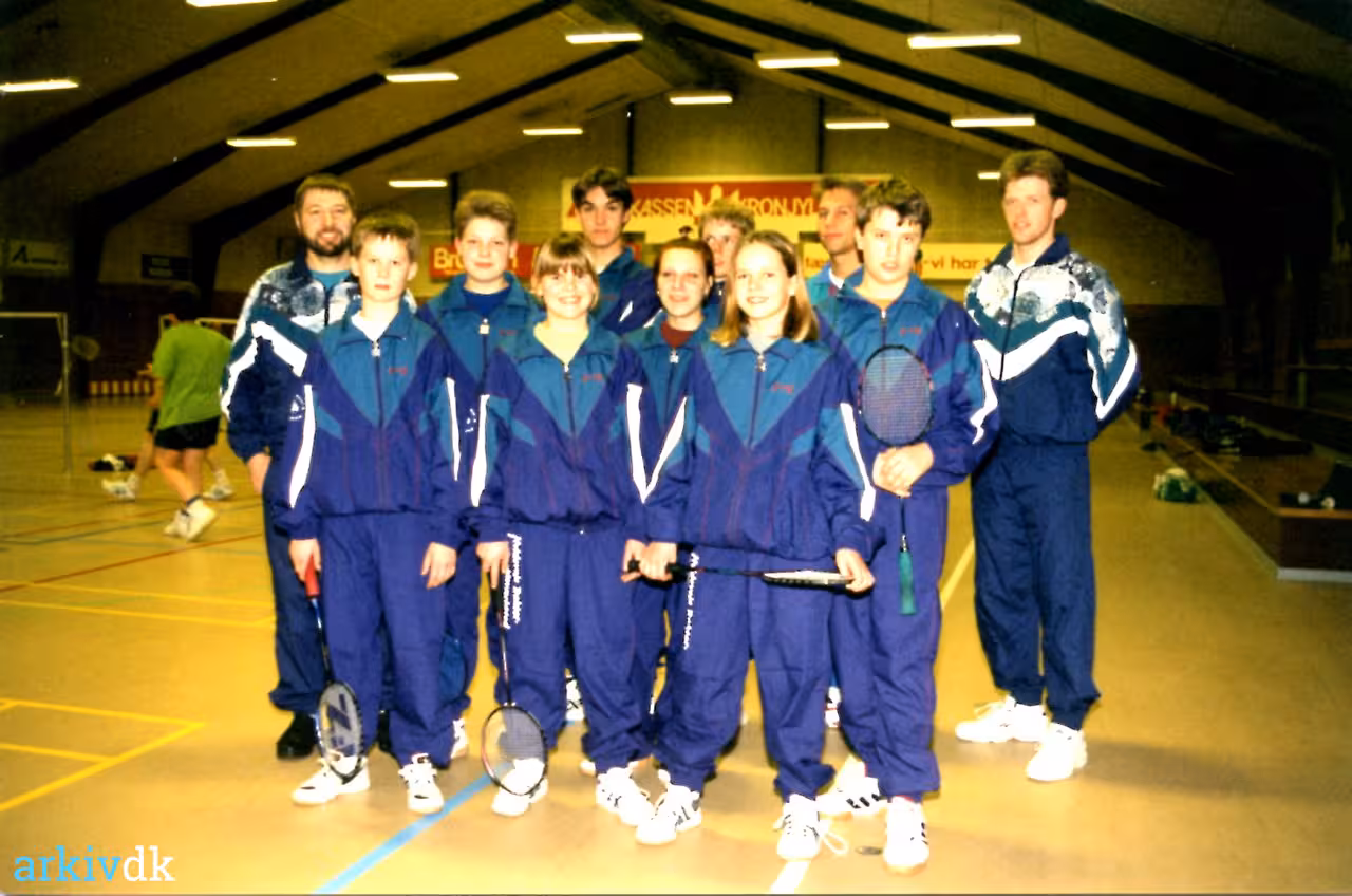 arkiv.dk | Mønsted Badmintonspillere i nye Dragter 1998.