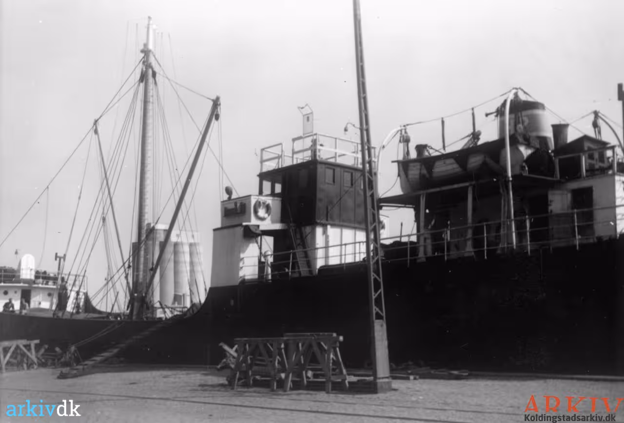 arkiv.dk | Fragtskib ved kaj