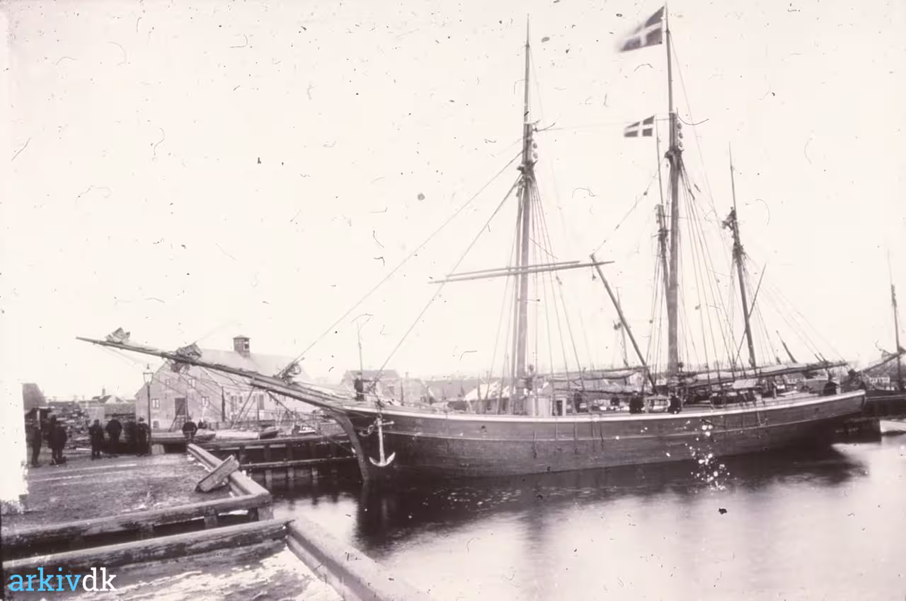 arkiv.dk | Skib i havnen, Nykøbing M.