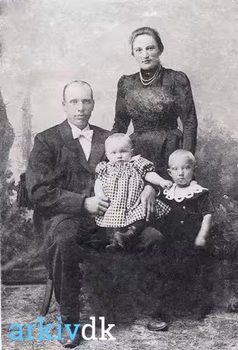 arkiv.dk | 1905 Niels Sevelsted Nielsen og Hustru og to børn, Bostrup. Lyby Sogn