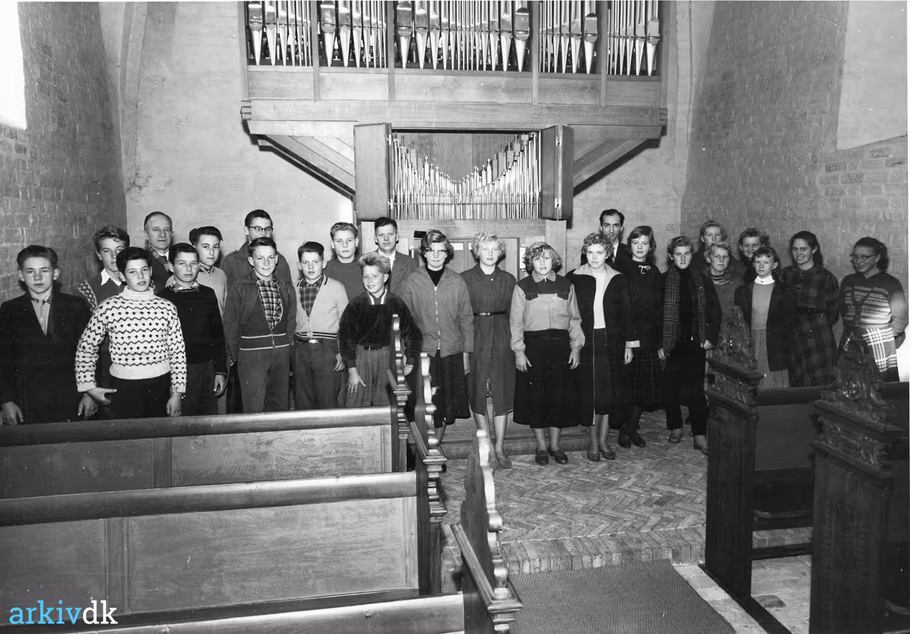 arkiv.dk | Konfirmander 1957 i Tranebjerg kirke