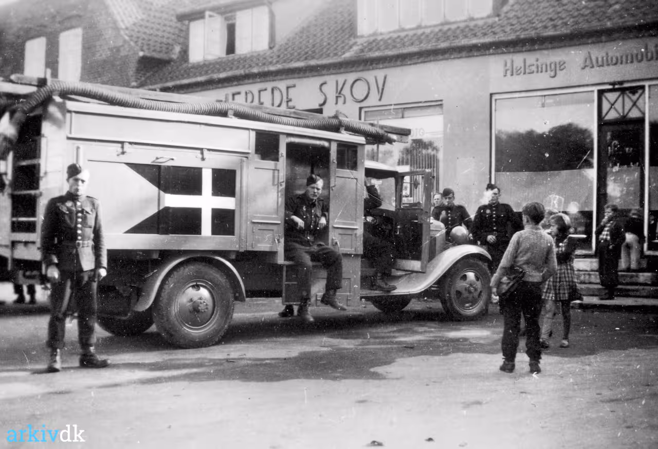arkiv.dk | Redningskøretøj ved købmand Frede Skovs forretning, Helsinge