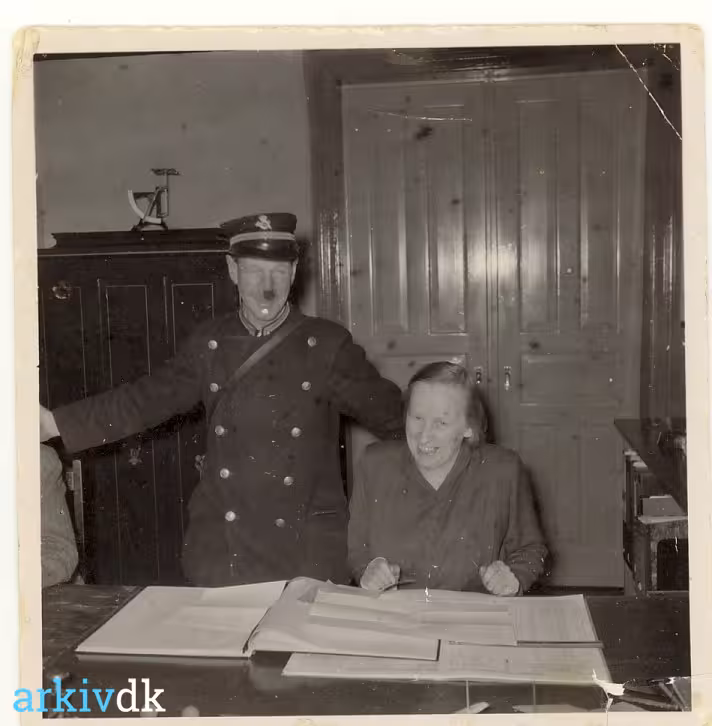 arkiv.dk | Postbud Marius Frank og Dora Refshauge, Kommunekontoret, Jels