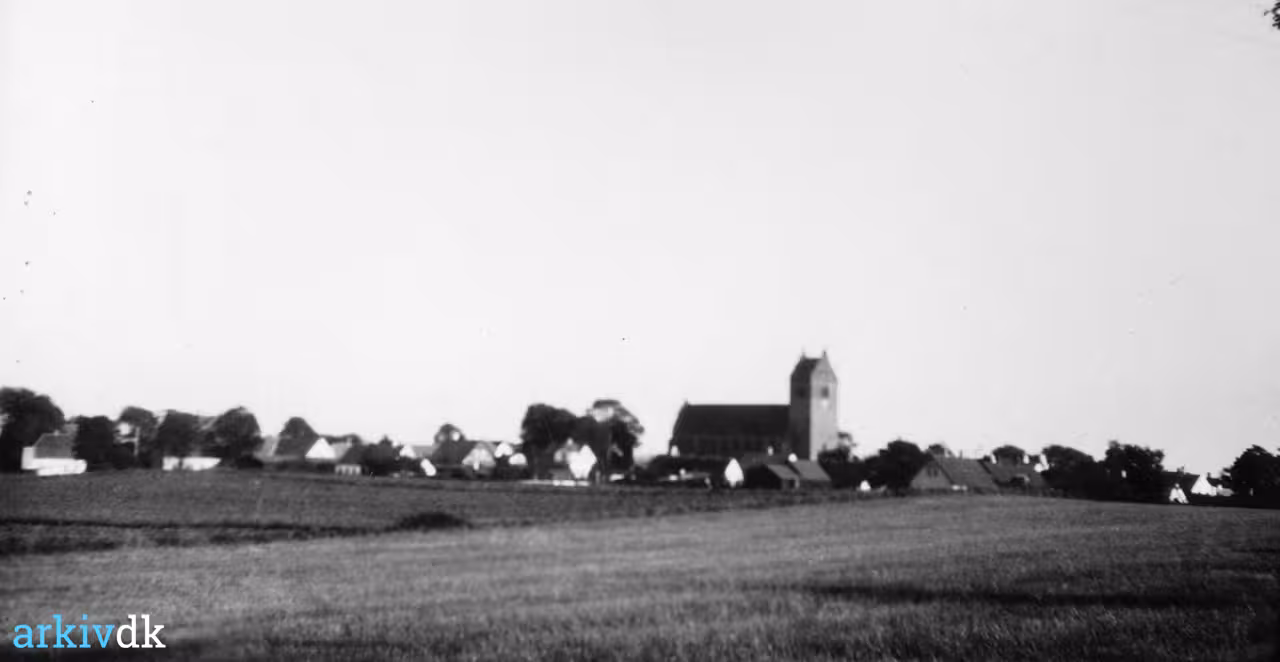 arkiv.dk | Slangerup set fra nord-nordvest en sommerdag.