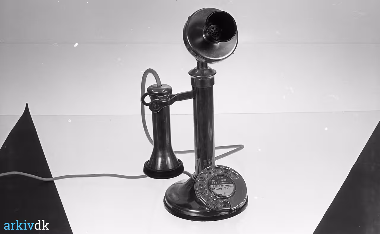 arkiv.dk | Udstilling af gamle telefoner.