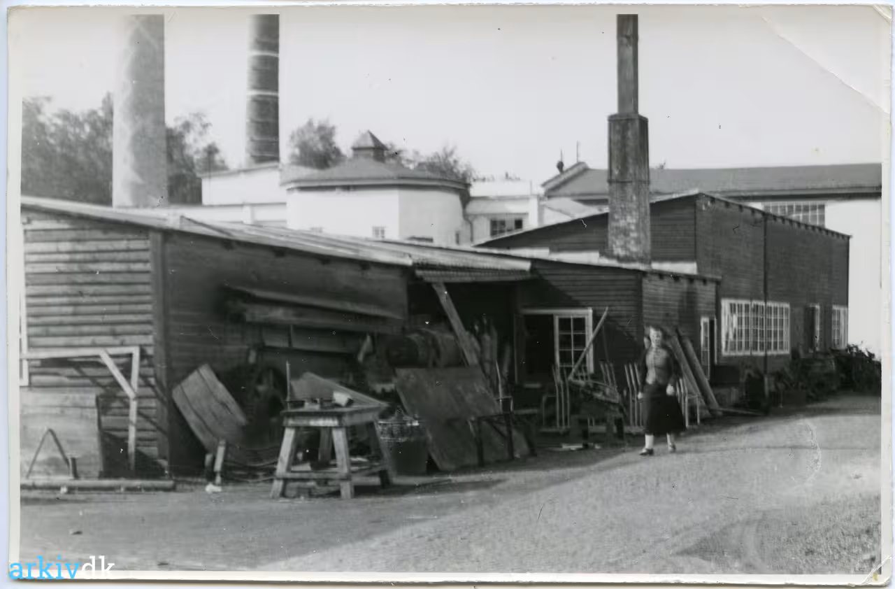 arkiv.dk | 10 billeder fra Codan Gummi's smedeværksted