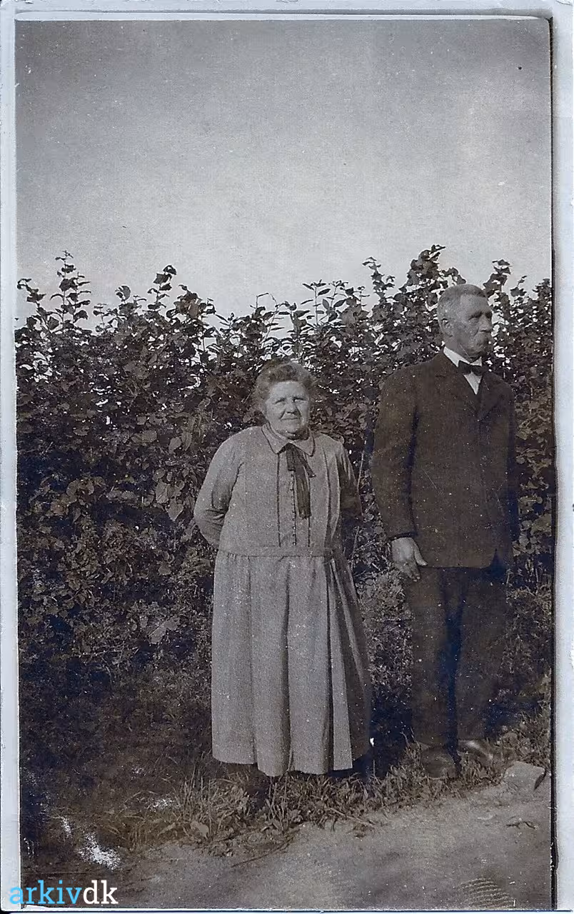 arkiv.dk | Børstenbinder og fiskehandler Hans Hansen og hustru Hanne Hansen, Holte
