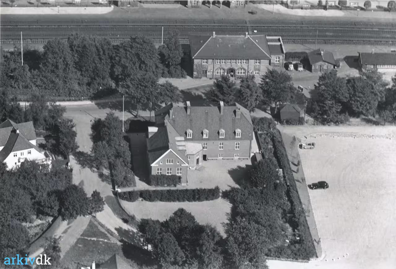 arkiv.dk | Luftfoto af Rungsted Privatskole, Rungsted, 1937. Original findes på Det Kongelige ...