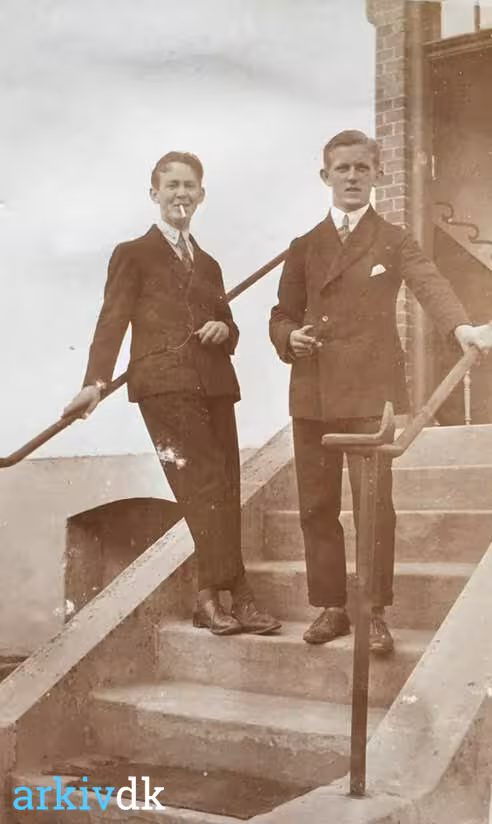arkiv.dk | Carl Aage Larsen og Harry Sørensen på trappe