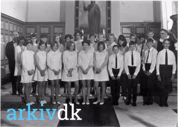 arkiv.dk | 1969 Konfirmation i Selde. Pastor Janus Clausen og 1.lærer.