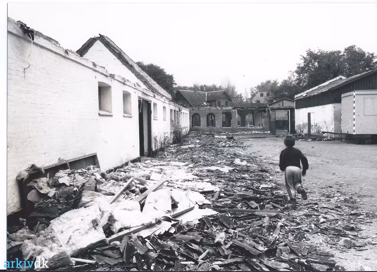 arkiv.dk | Nedrivning af det gamle mejeri i Ruds Vedby (Irma)