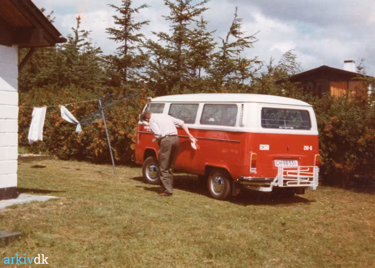 arkiv.dk | Aksel Pedersen ved Sommerhuset pudser sin flotte bil ca. 1985.