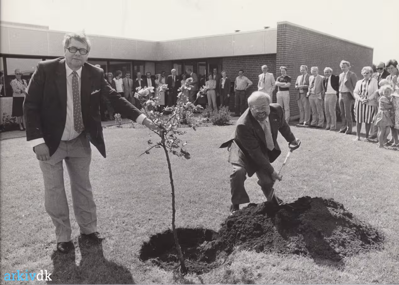 arkiv.dk | Tetra Pak, Inventing A/S, Mads Clausens Vej 7, Hjørring. Træplantning ved indvielse ...