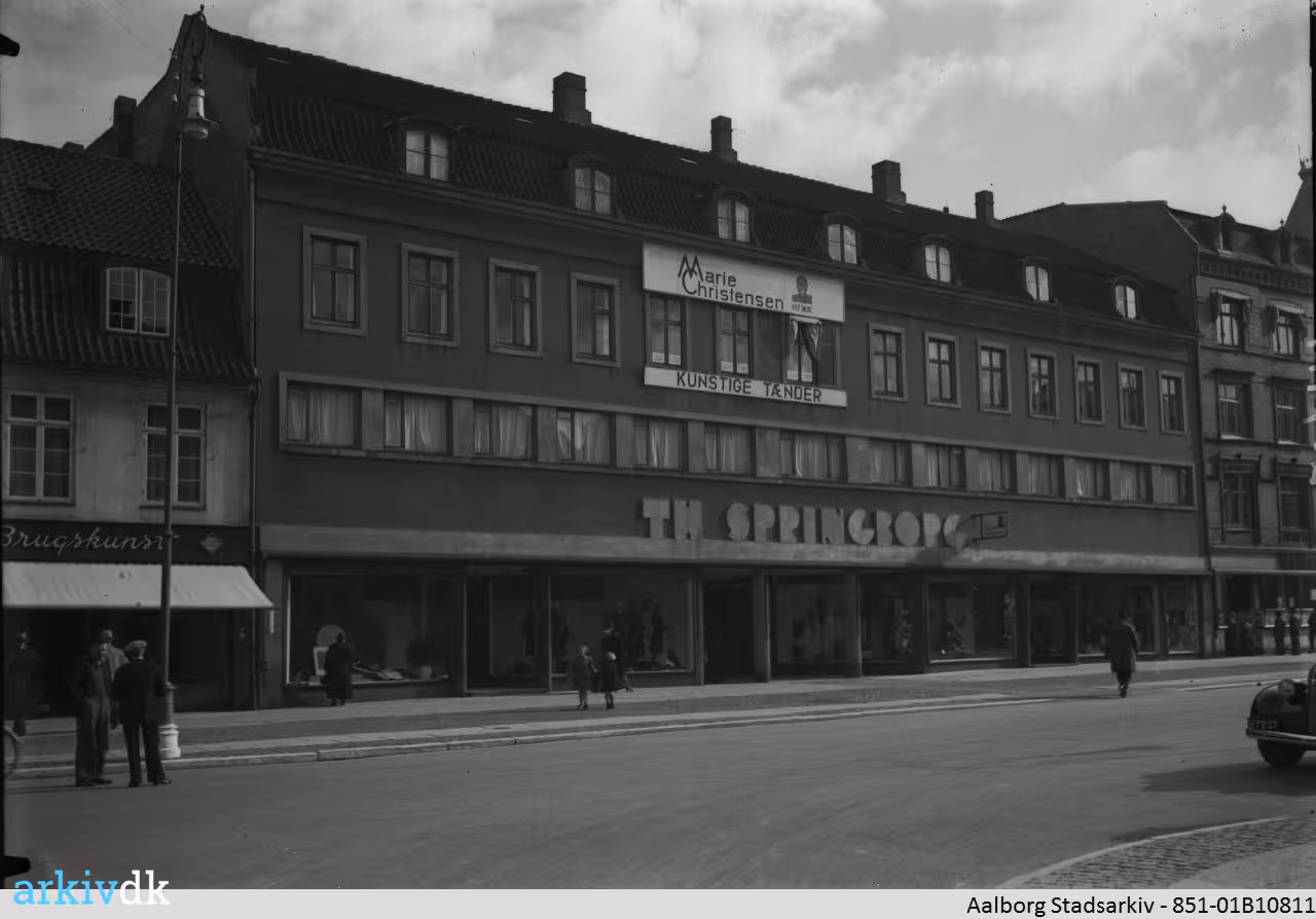 arkiv.dk | Th. Springborg, Manufakturforretning, samt Marie Christensen, Tandteknik, Nytorv 3.