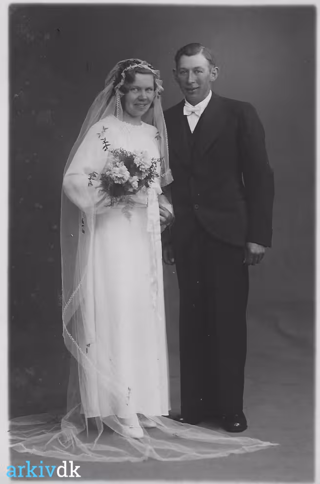 arkiv.dk | Brudebillede af Karen Christiansen og Holger Nielsen, Kallerup 1937.