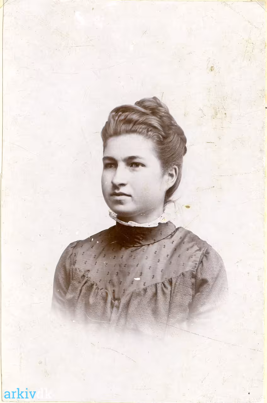 arkiv.dk | Karen Nielsen (1881-1959), gift Mortensen, fotoet er fra ca. år 1900
